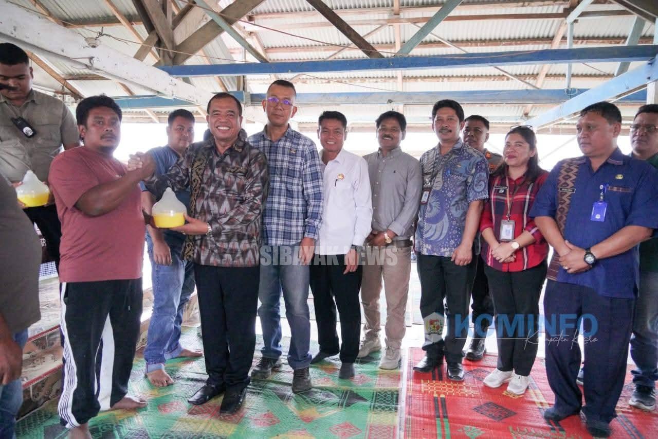 Bupati Karo Serahkan Ribuan Perangkap Lalat Buah untuk Petani Jeruk di ...